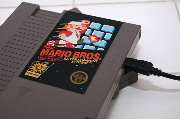 Etsy 8-Bit Memory Hard Drive, un disco duro externo con forma de ...