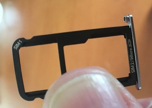 Cómo poner la tarjeta SIM en el ZTE Blade V7