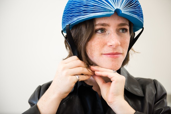 EcoHelmet, un casco reciclable que se pliega ganador del James Dyson Award