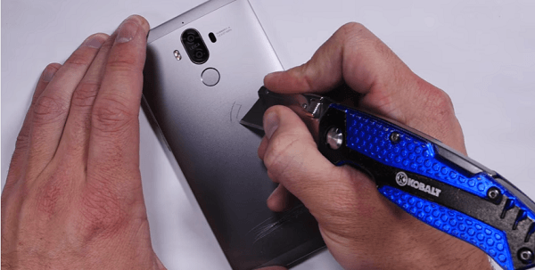 Ponen a prueba la resistencia del Huawei Mate 9 con fuego y violencia