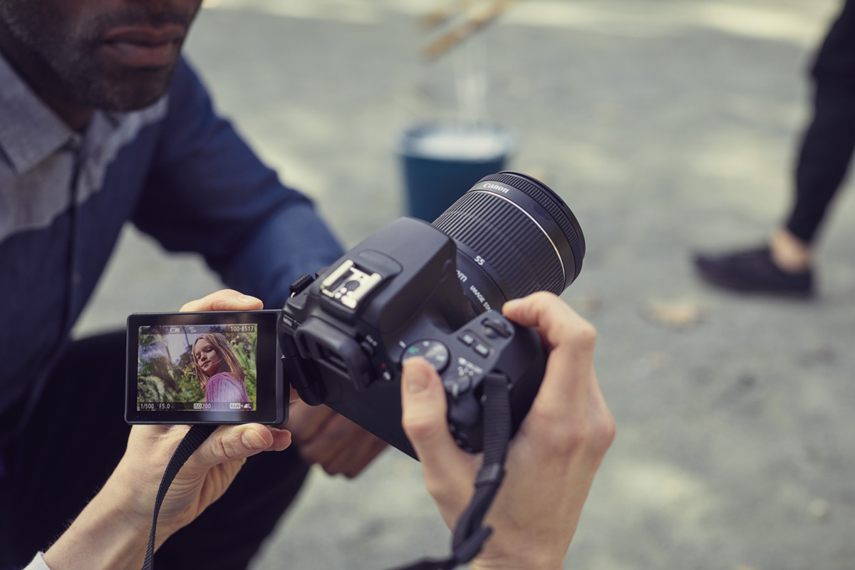 Canon EOS 250D, cámara réflex compacta con pantalla de ángulo variable