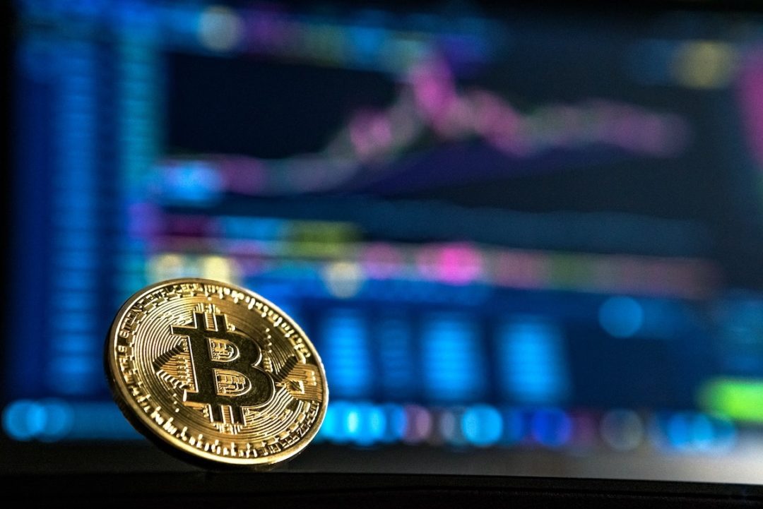 ¿Merece la pena invertir en bitcoin en 2021? Pros y contras