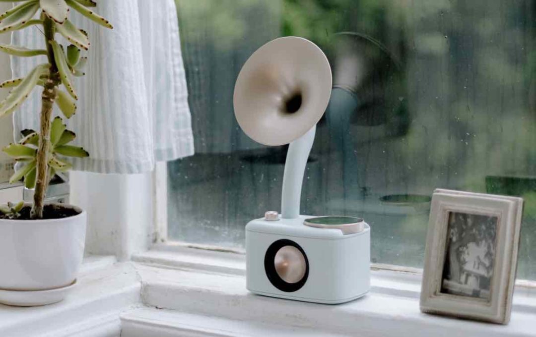 Sangean CP-100D, una radio portátil con diseño de gramófono y conexión Bluetooth